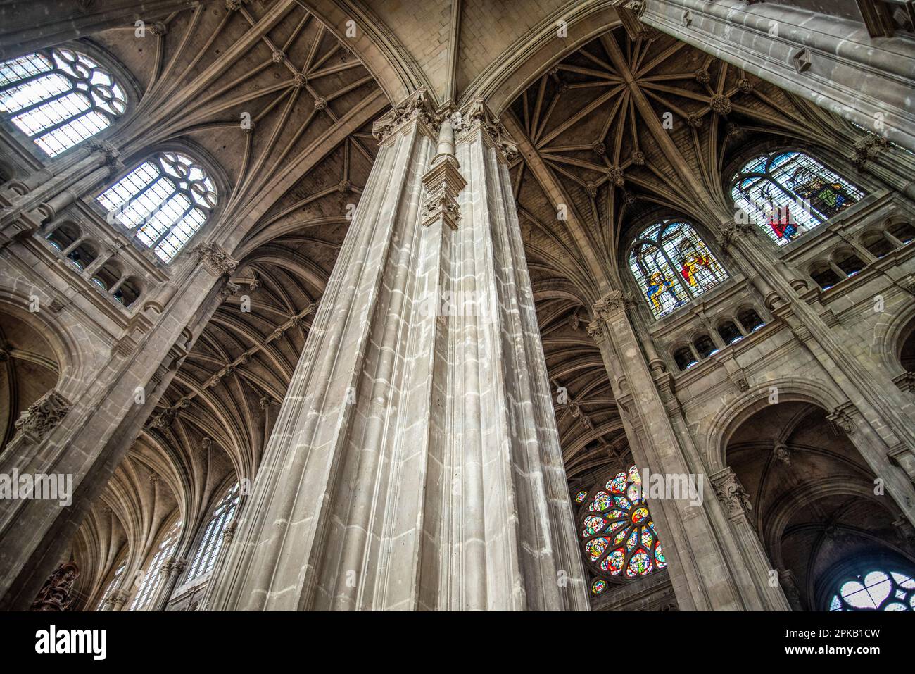 Colonnes hautes et plafond magnifiquement orné dans l'église gothique ...