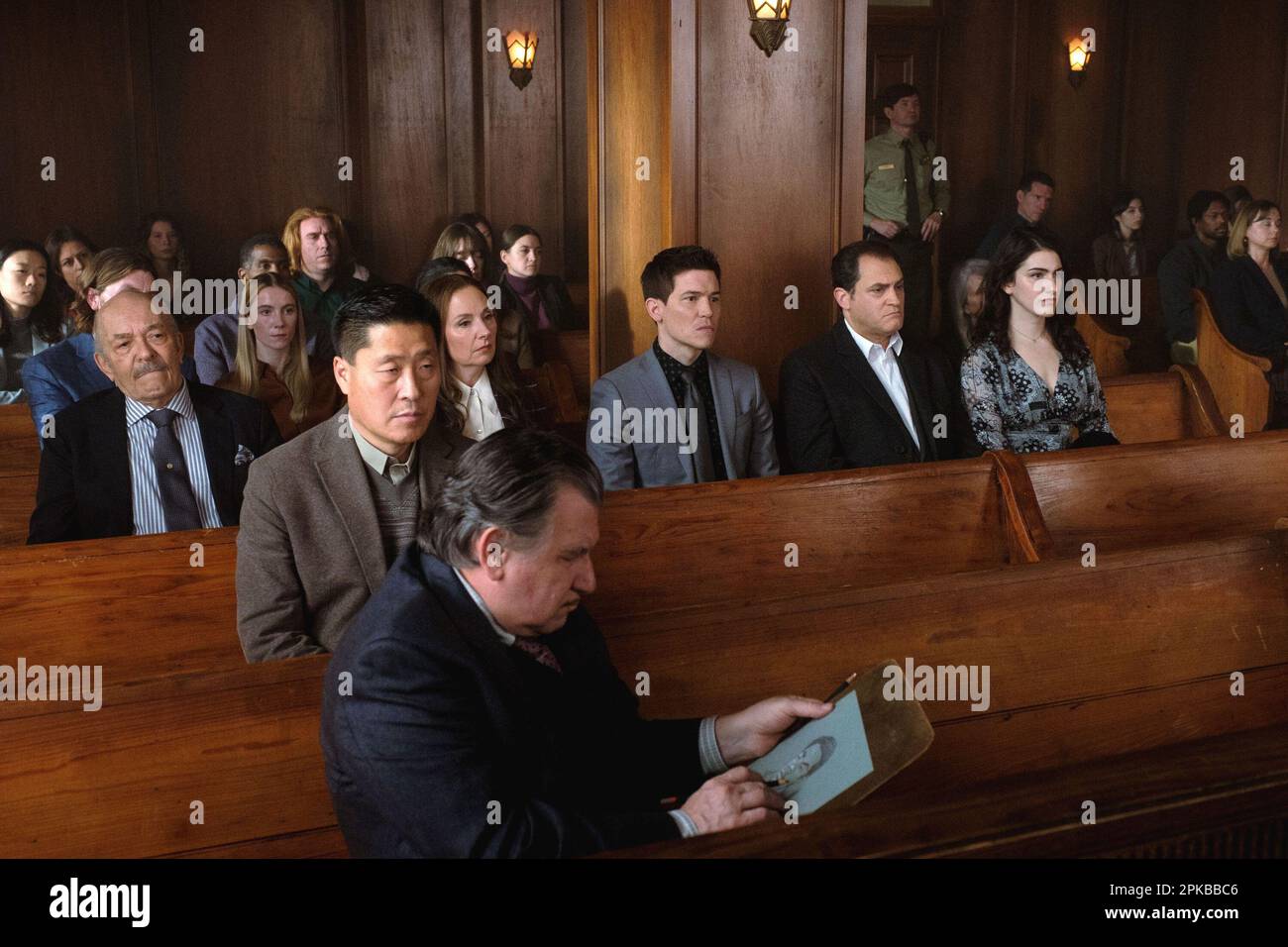 VOTRE HONNEUR, de gauche à 3rd rangs : Mark Margolis, Hope Davis, Jimi ...