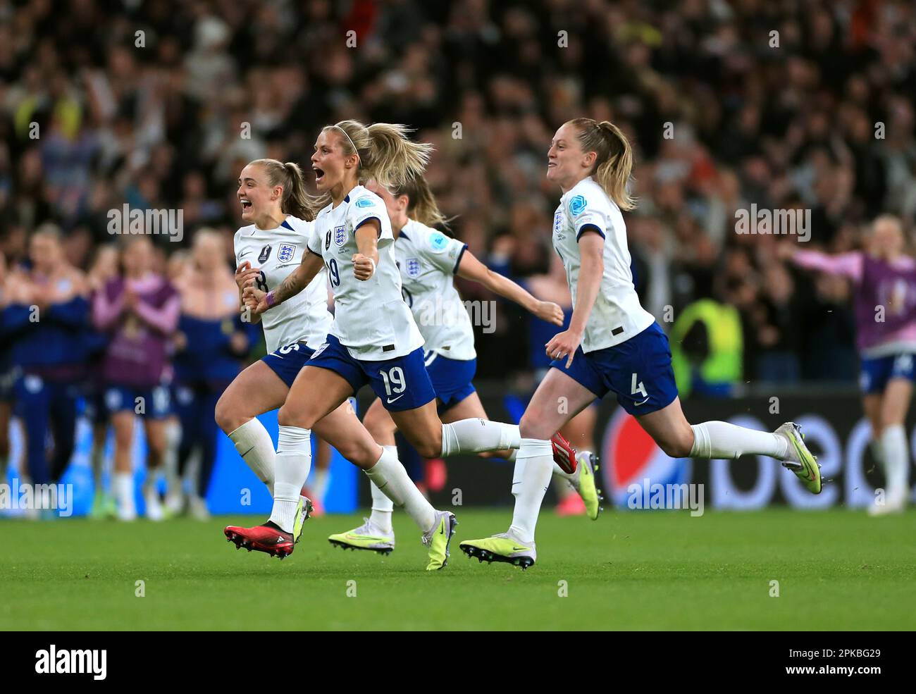 Rachel Daly, Georgia Stanway, Kiera Walsh et Ella Toone, en Angleterre, célèbrent la victoire ...