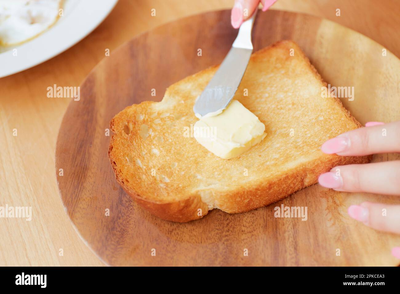 Buttering bread Banque de photographies et d’images à haute résolution ...