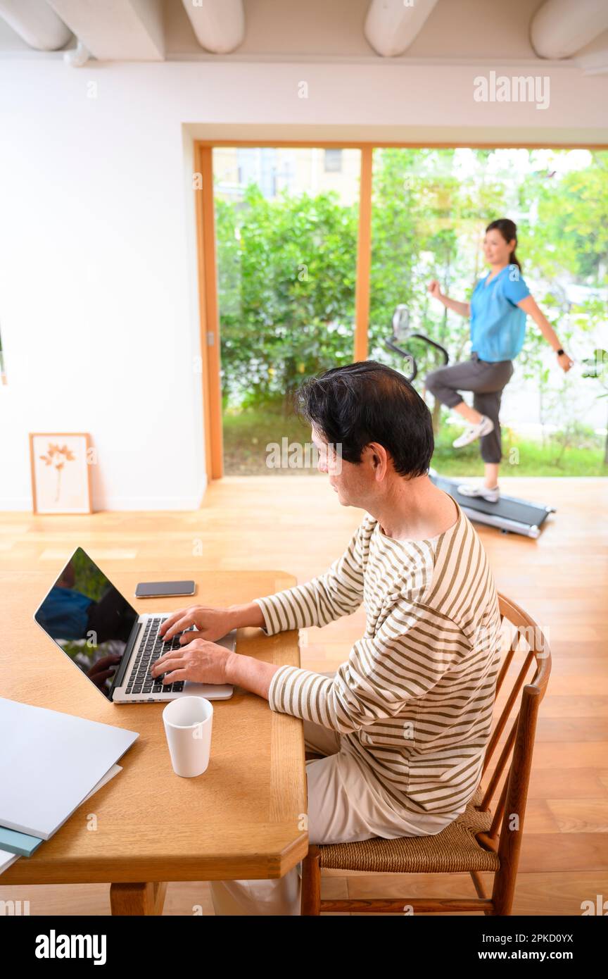 Télétravail d'un homme d'âge moyen et d'un homme plus âgé avec une ...