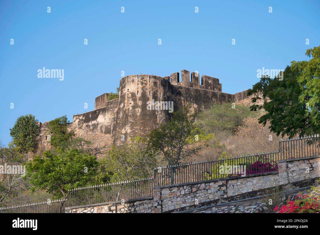 Les extérieurs et le mur de fortification du fort Moti Doongri avec un ...