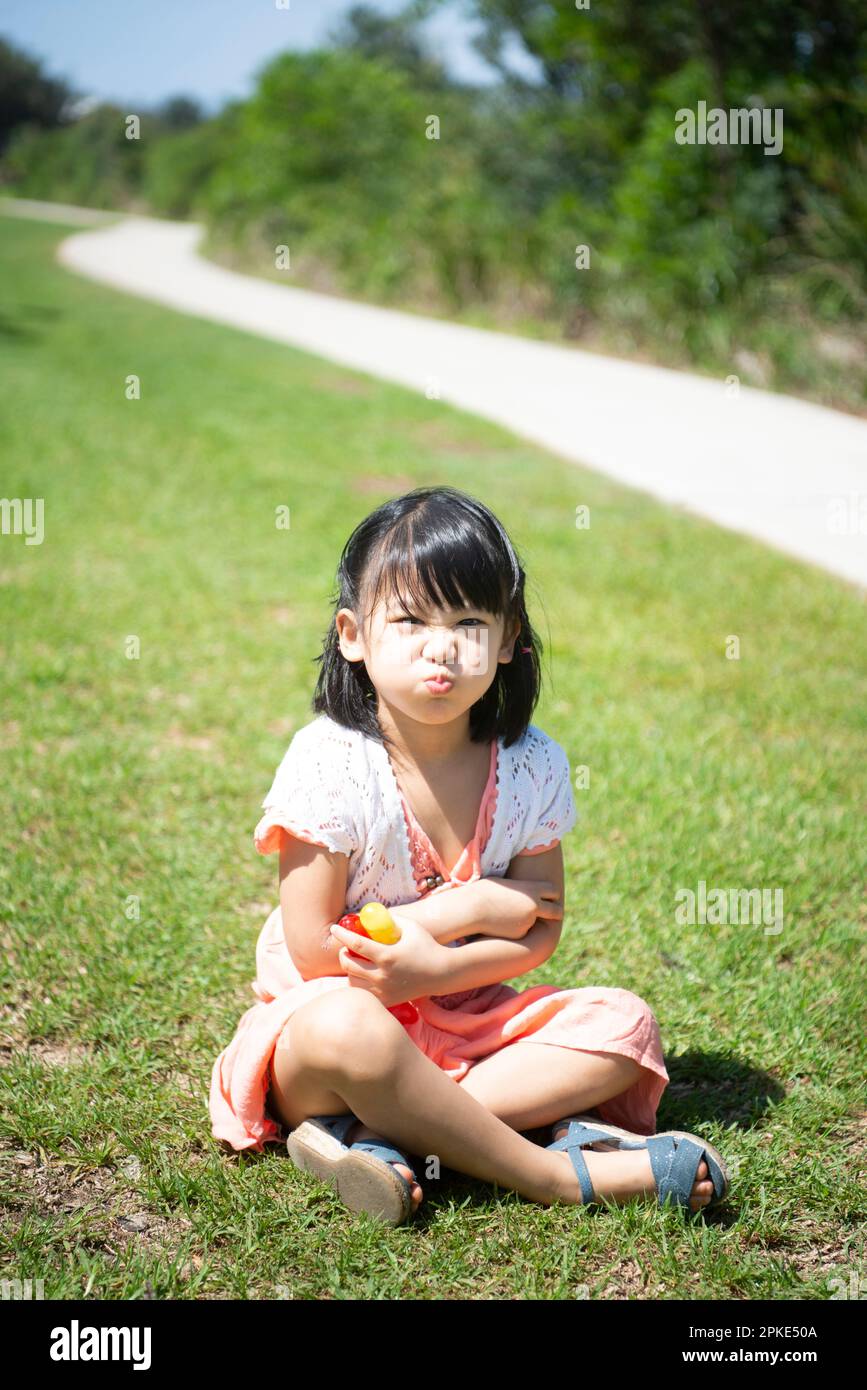 Angry asian girl Banque de photographies et d’images à haute résolution - Alamy