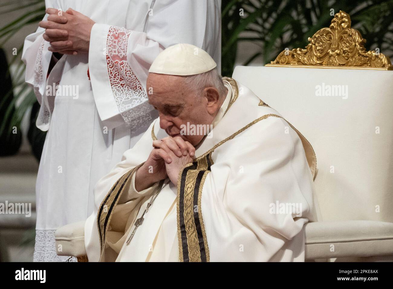 Vatican, Vatican. 06th avril 2023. Le pape François prie pendant la ...
