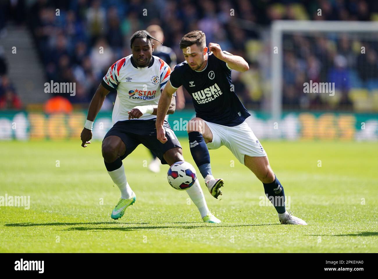 Pelly Ruddock Mpanzu (à gauche) de Luton Town et Ryan Leonard (à droite ...