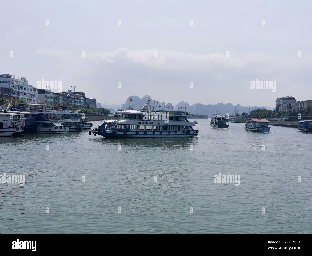 28 février 2023, Vietnam, Halong-Bucht : vue du bassin du port de ...