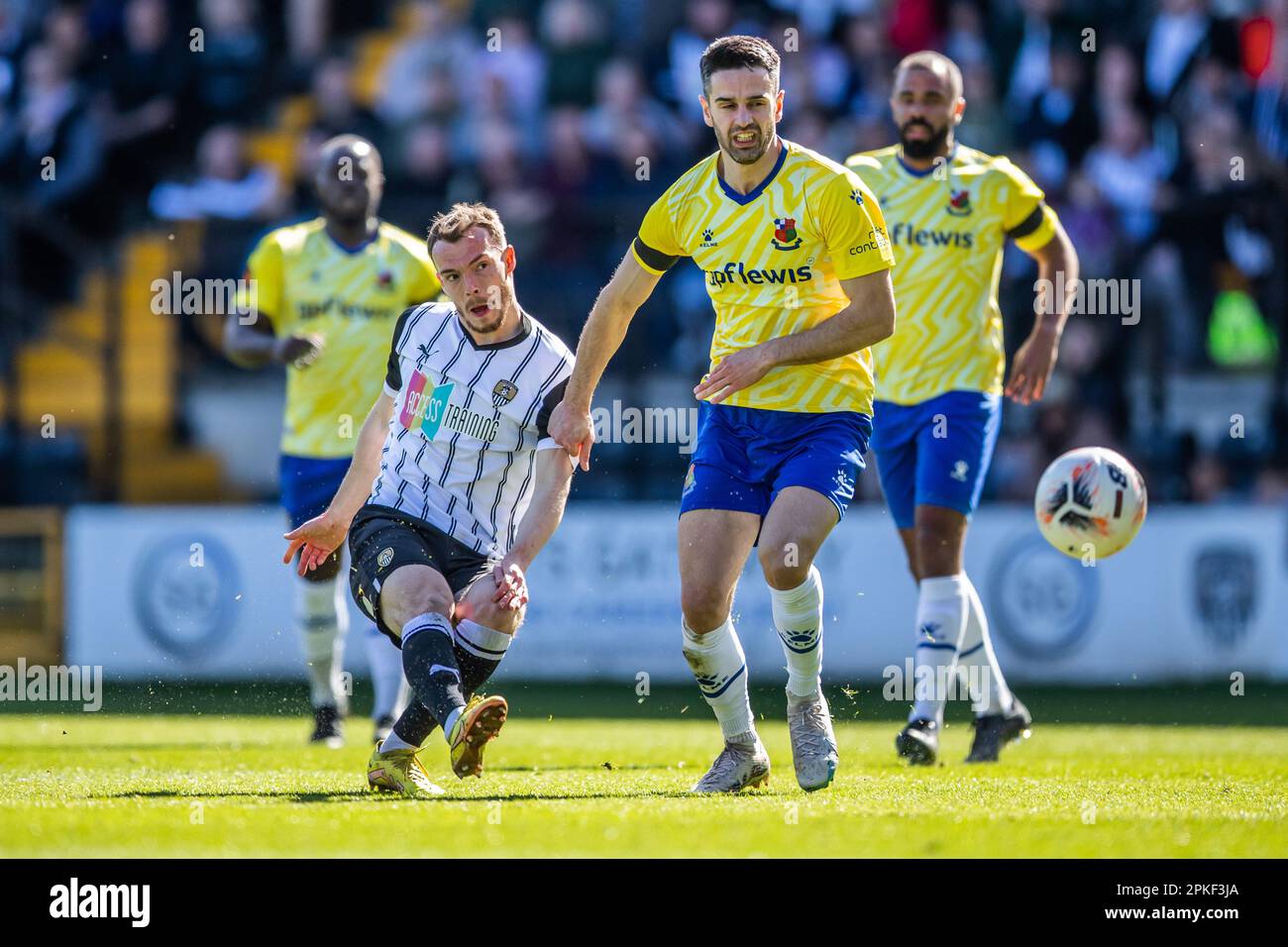 Sam Austin #8 du comté de Notts frappe pour mettre son côté devant lors ...
