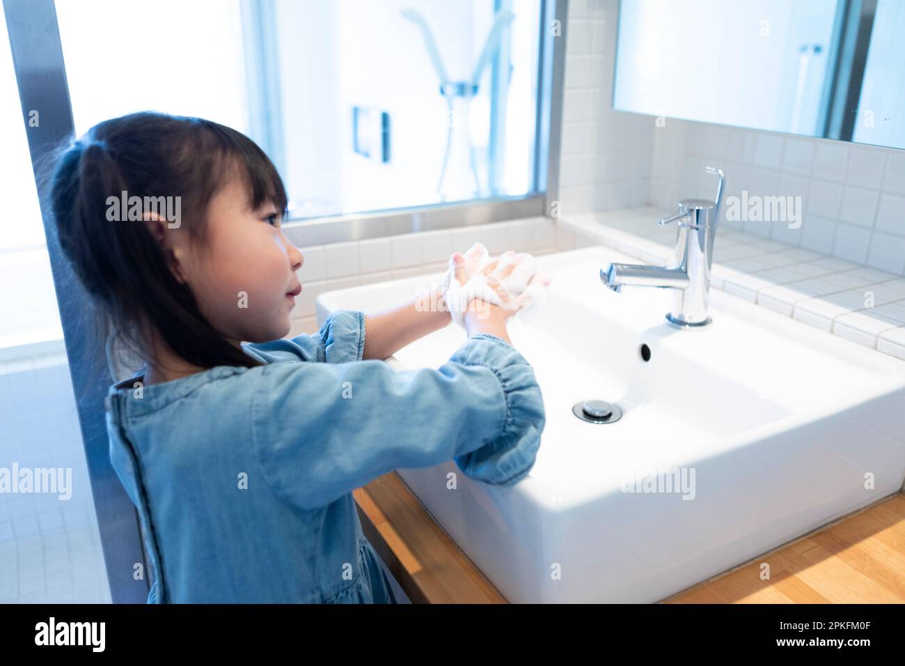 Enfant qui se lave les mains Banque de photographies et d’images à ...