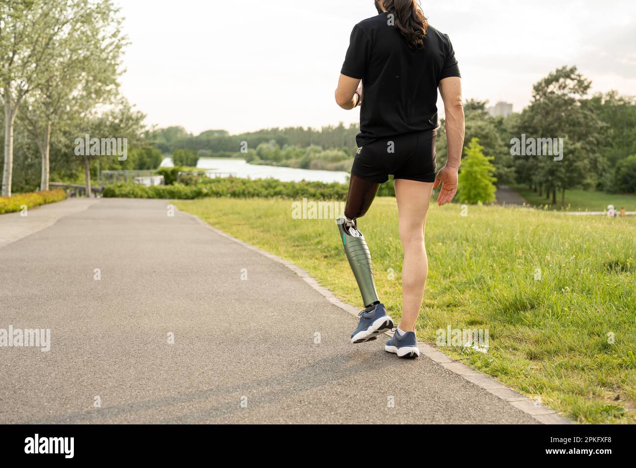 Détails d'une promenade d'un jeune homme avec une jambe prothétique ...