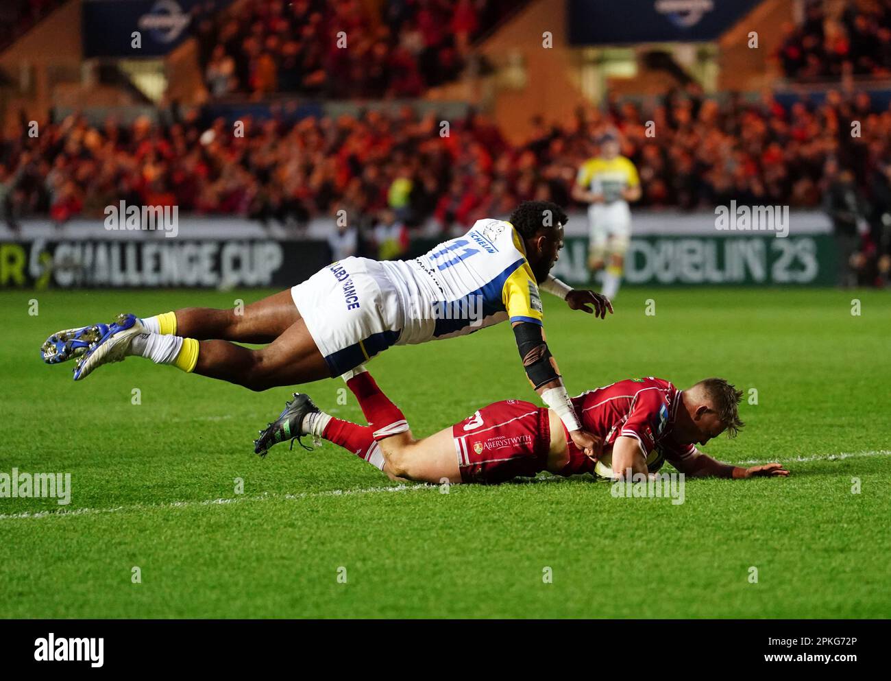 Sam Costelow de Scarlets marque le deuxième tryle de leur côté lors de ...