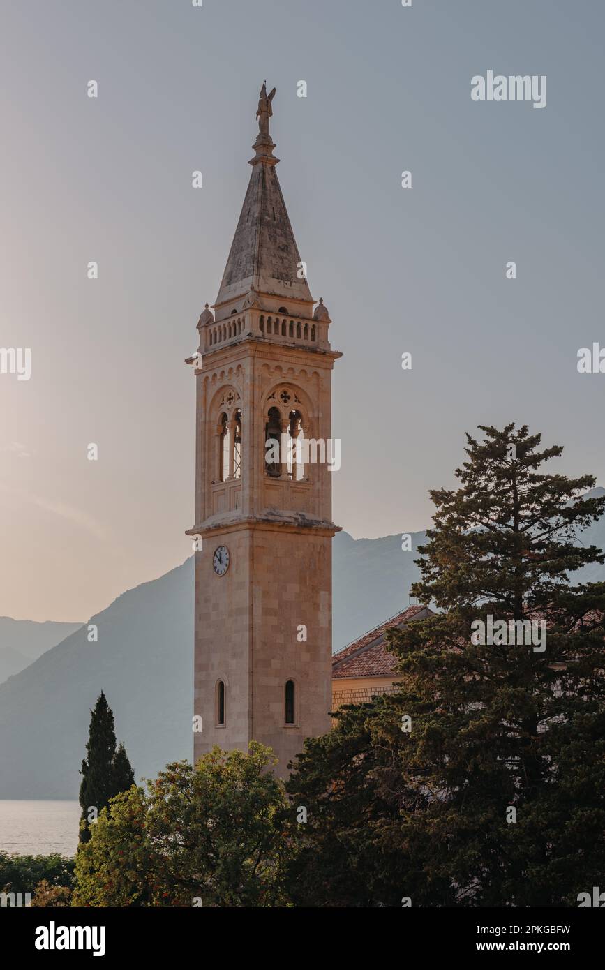 Belle vue sur la côte de la baie de Kotor et l'église Saint-Eustache ...