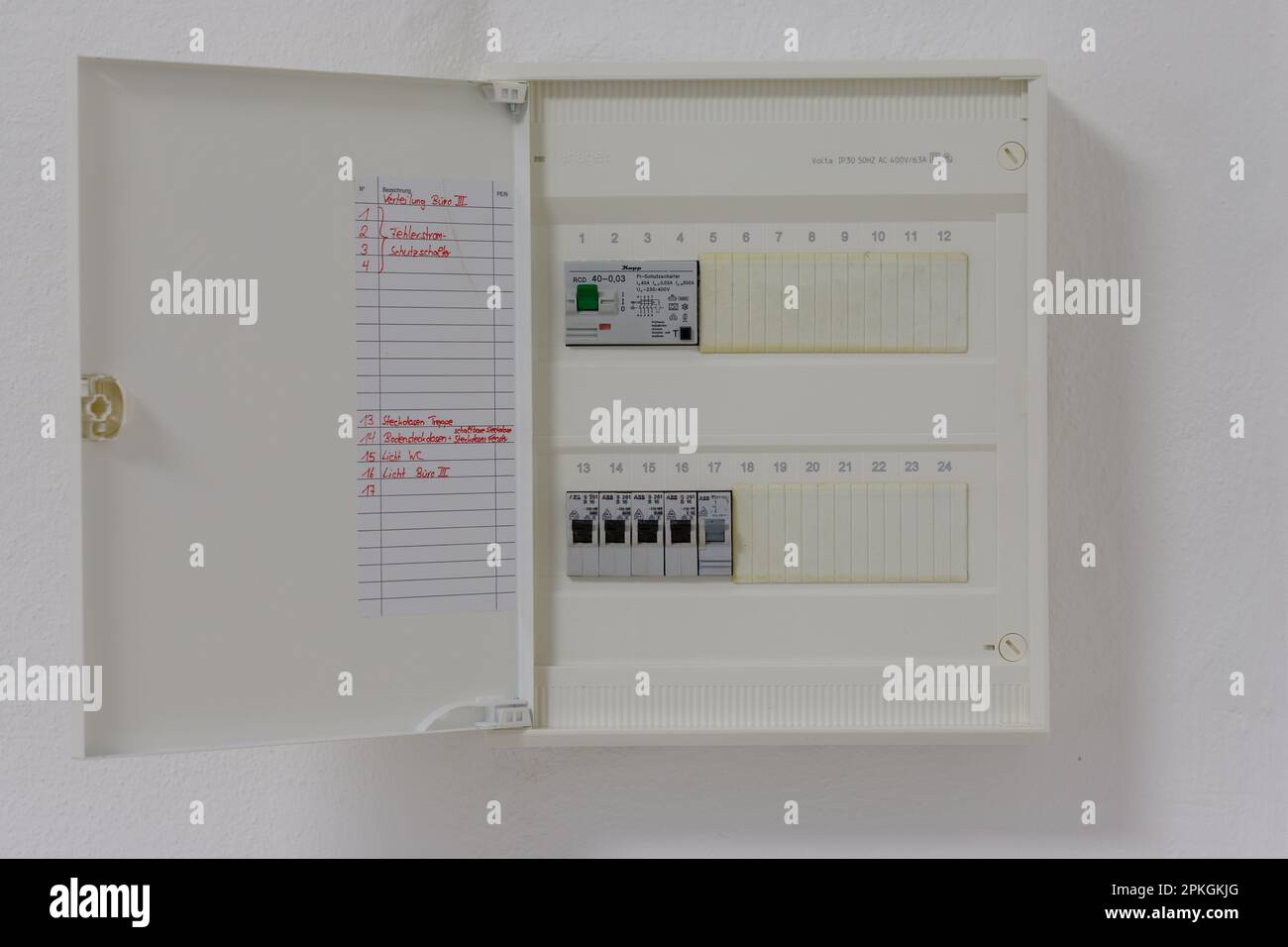 Boîte à fusibles blanche allemande ouverte sur le mur Photo Stock - Alamy