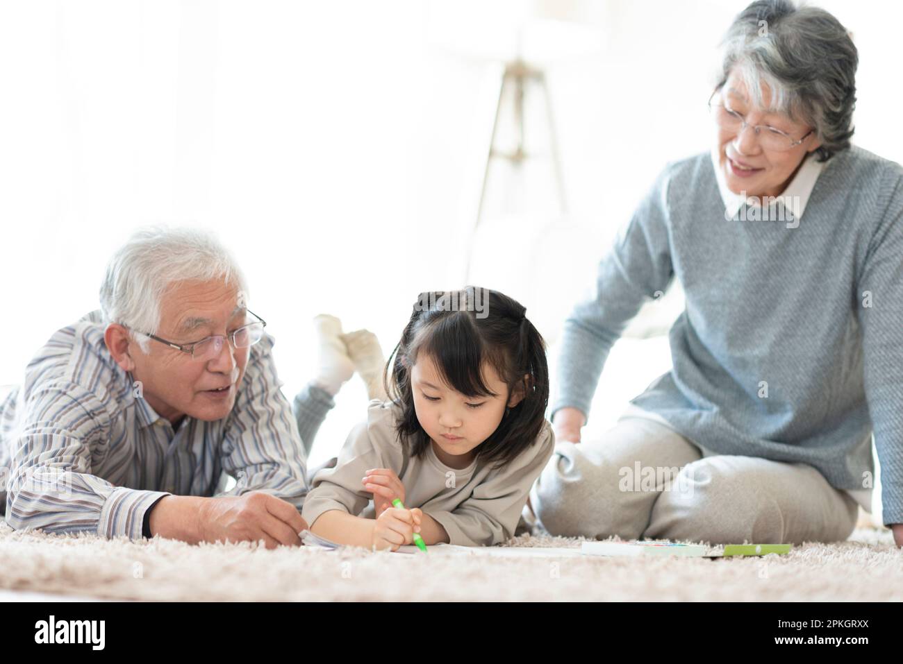 Grands parents observant leurs petits enfants Banque de photographies ...