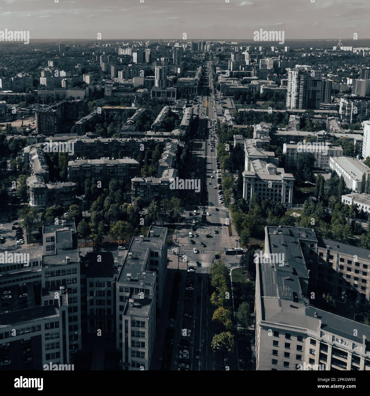Vue aérienne sur Nauky ave, rue avec des voitures conduisant à la place ...