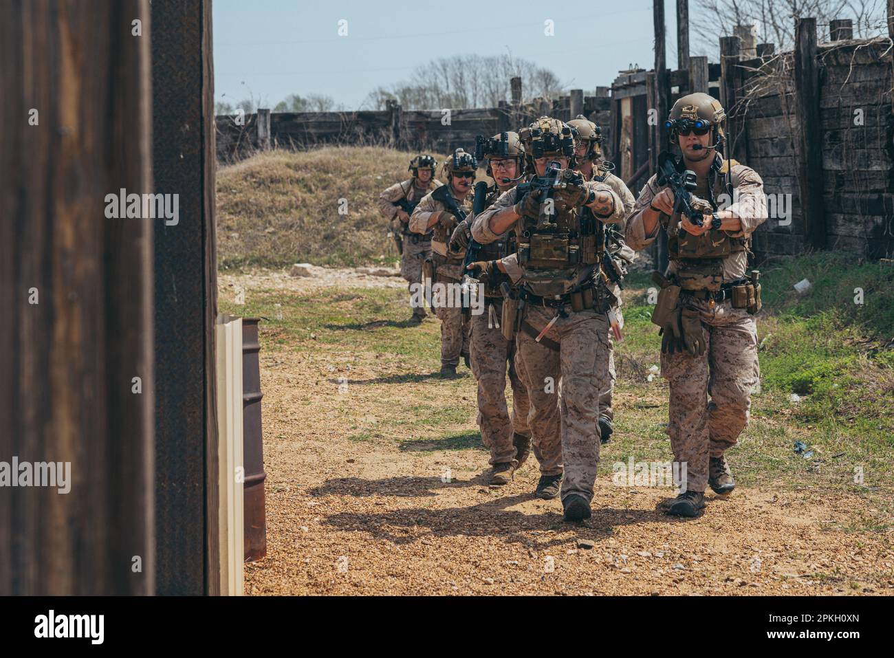 ÉTATS-UNIS Les Marines de la Force maritime à but spécial (MSPF), 26th ...