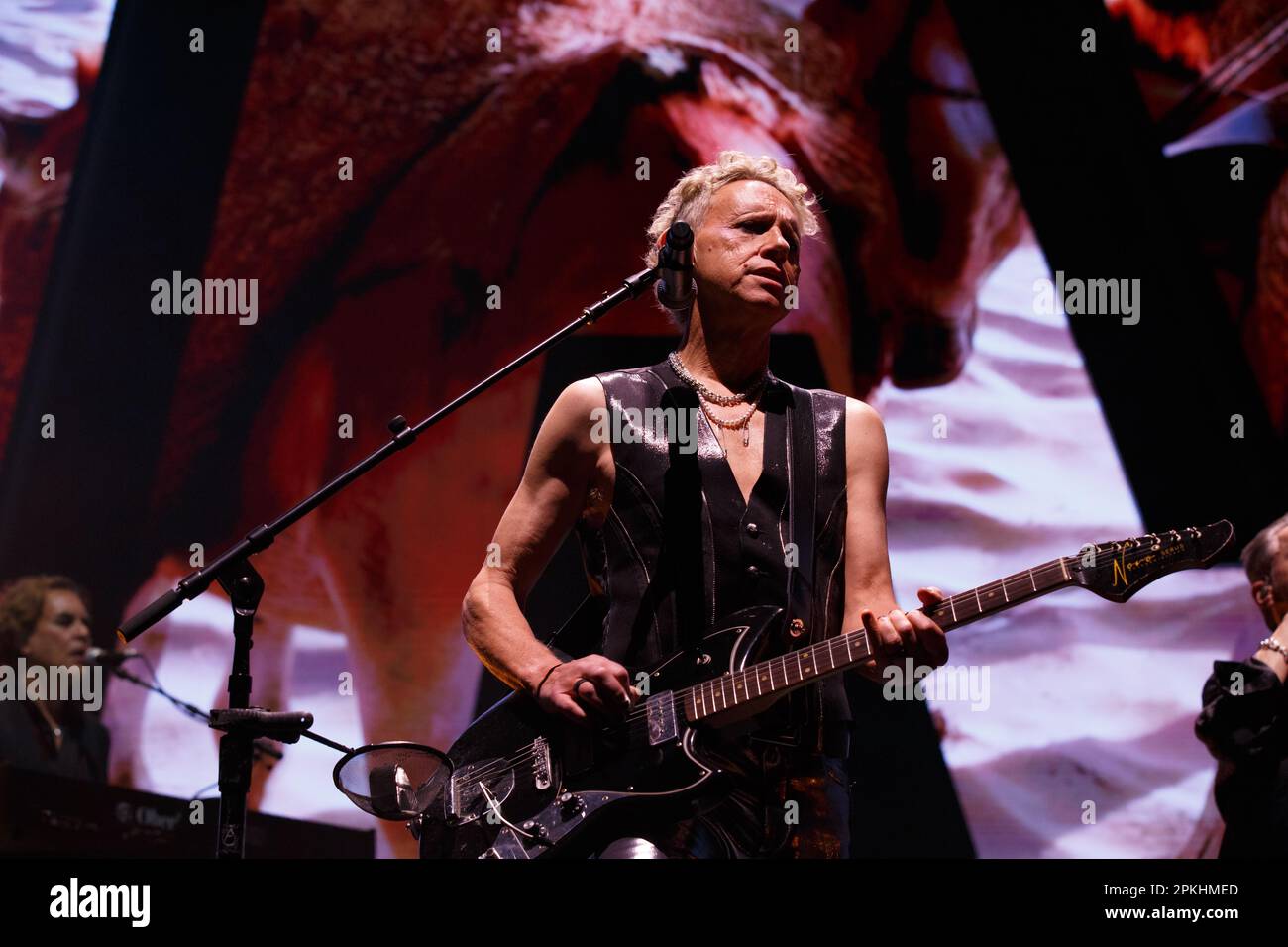 Martin Gore du mode Depeche jouant de la guitare sur scène pendant le ...