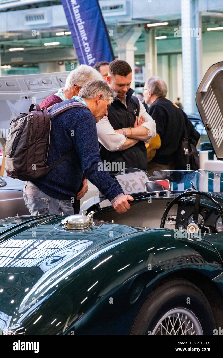 Foule au salon de voitures anciennes Banque de photographies et d’images à haute résolution - Alamy