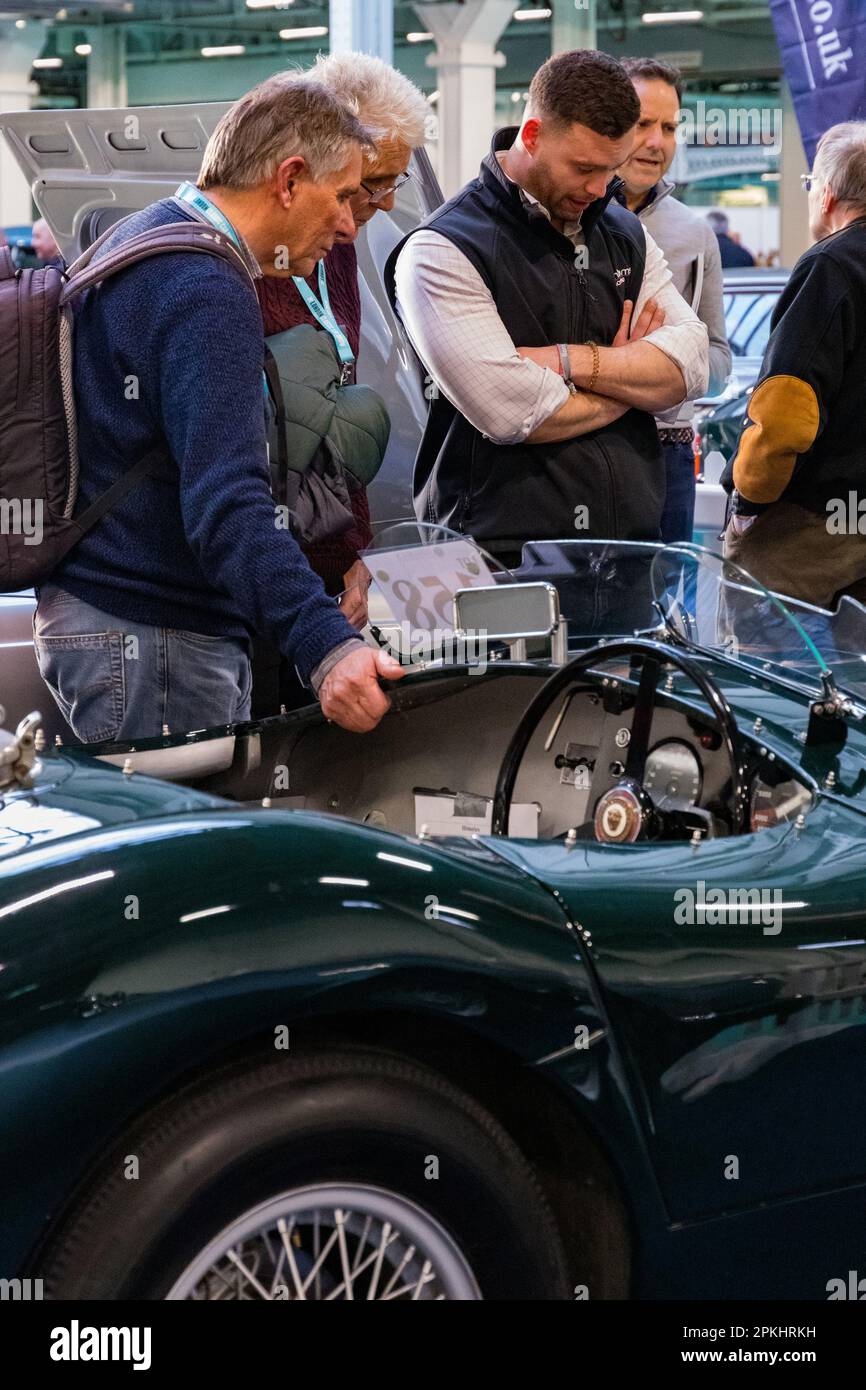 Foule au salon de voitures anciennes Banque de photographies et d’images à haute résolution - Alamy