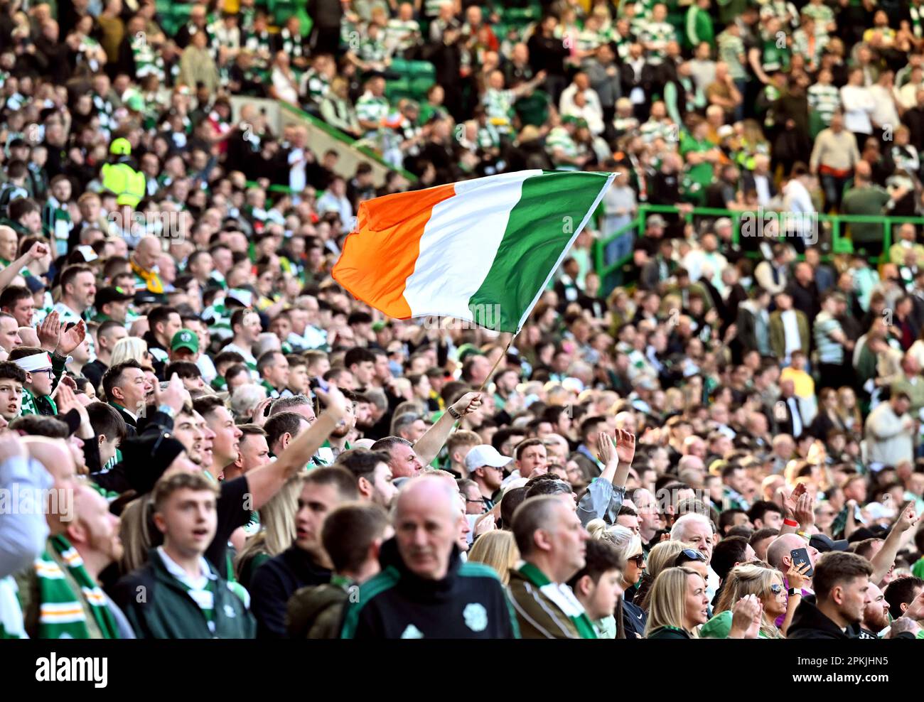 Les fans celtiques des stands battant un drapeau tricolore avant le ...
