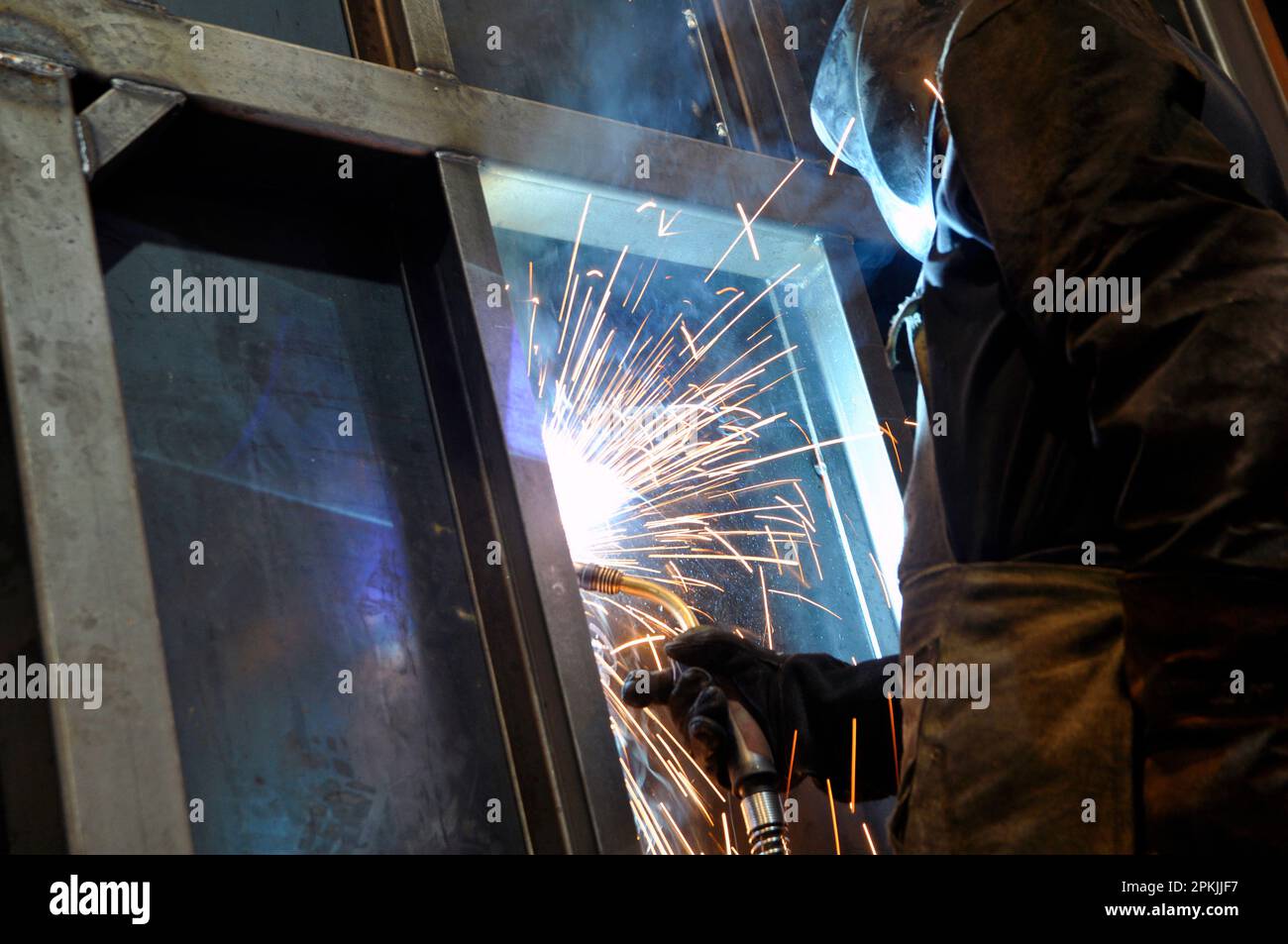 Processus de soudage. Fabrication de structures métalliques et services ...