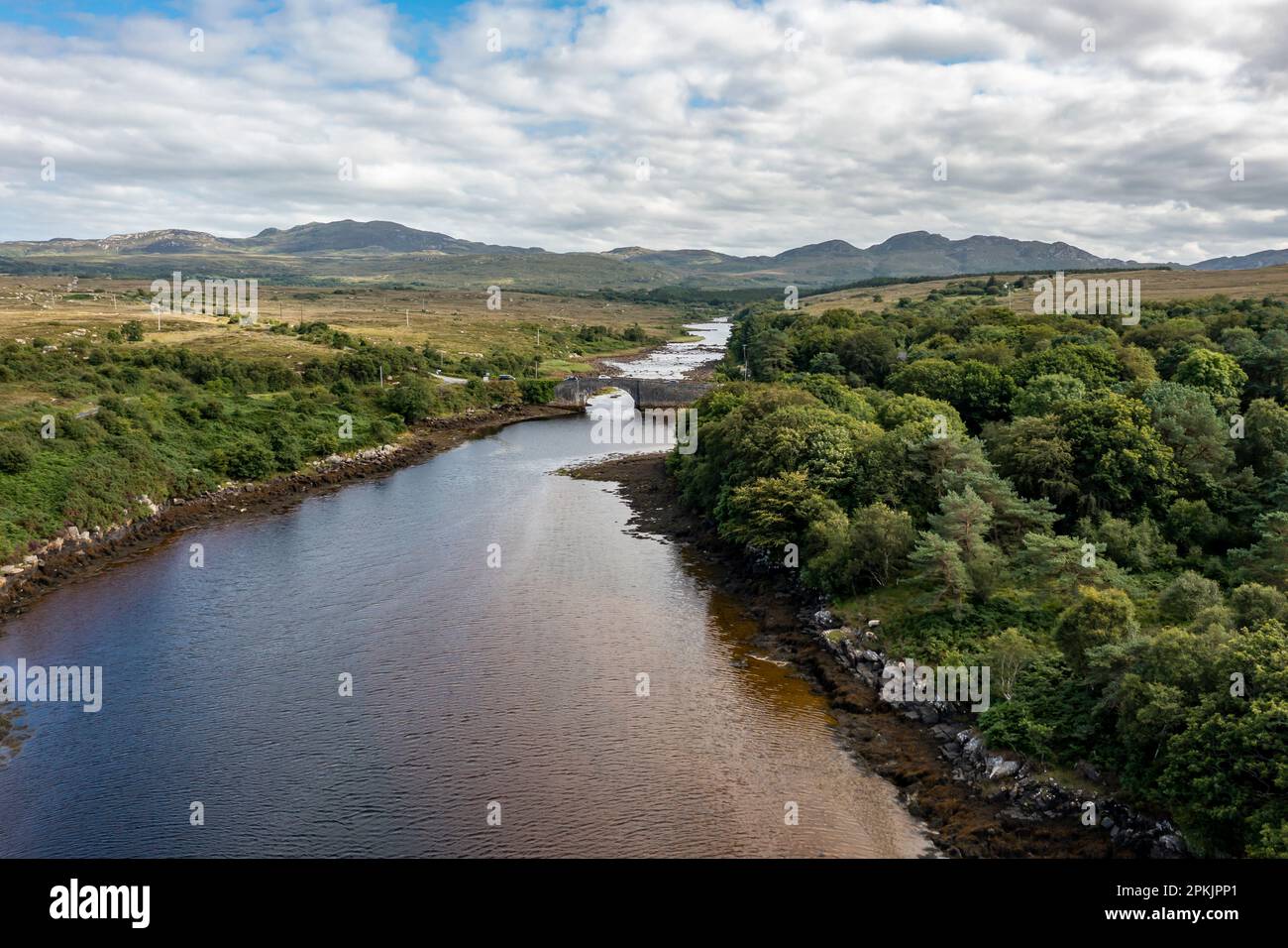 Vue aérienne du pont sur la rivière Lackagh près du château de Doe par ...