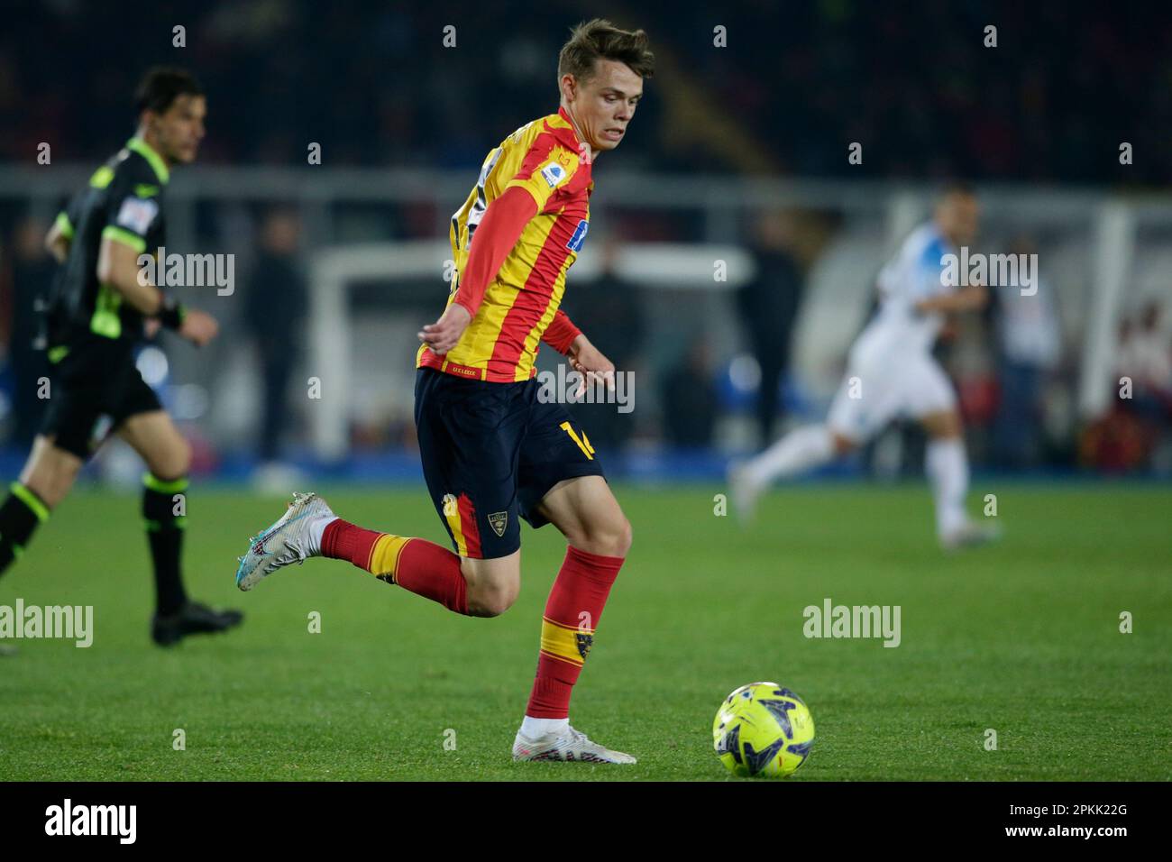 LecceÕs milieu de terrain islandais Thorir Johann Helgason contrôle le ...