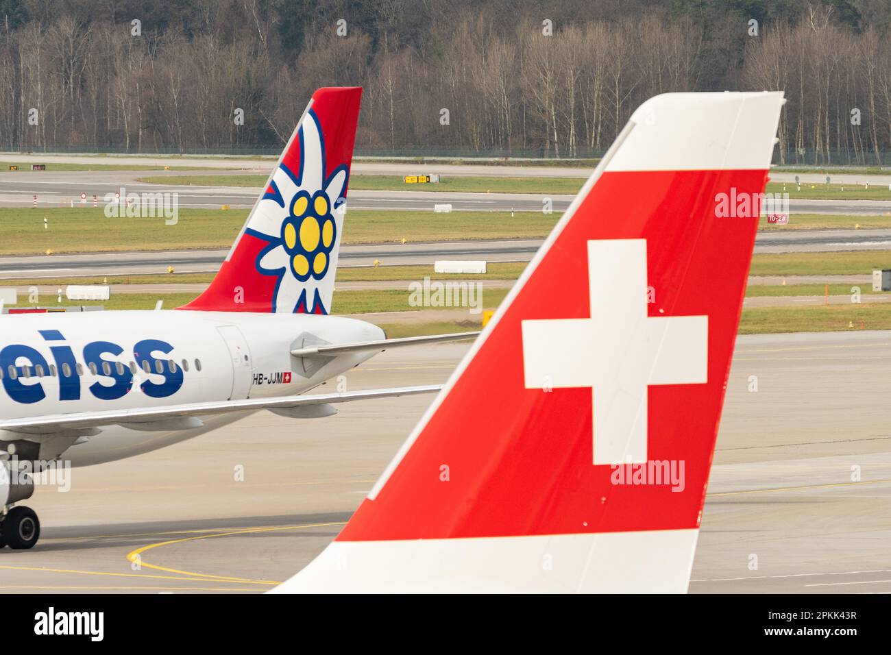 Zurich, Suisse, 2 janvier 2023 Edelweiss avion Airbus A320-214 derrière ...