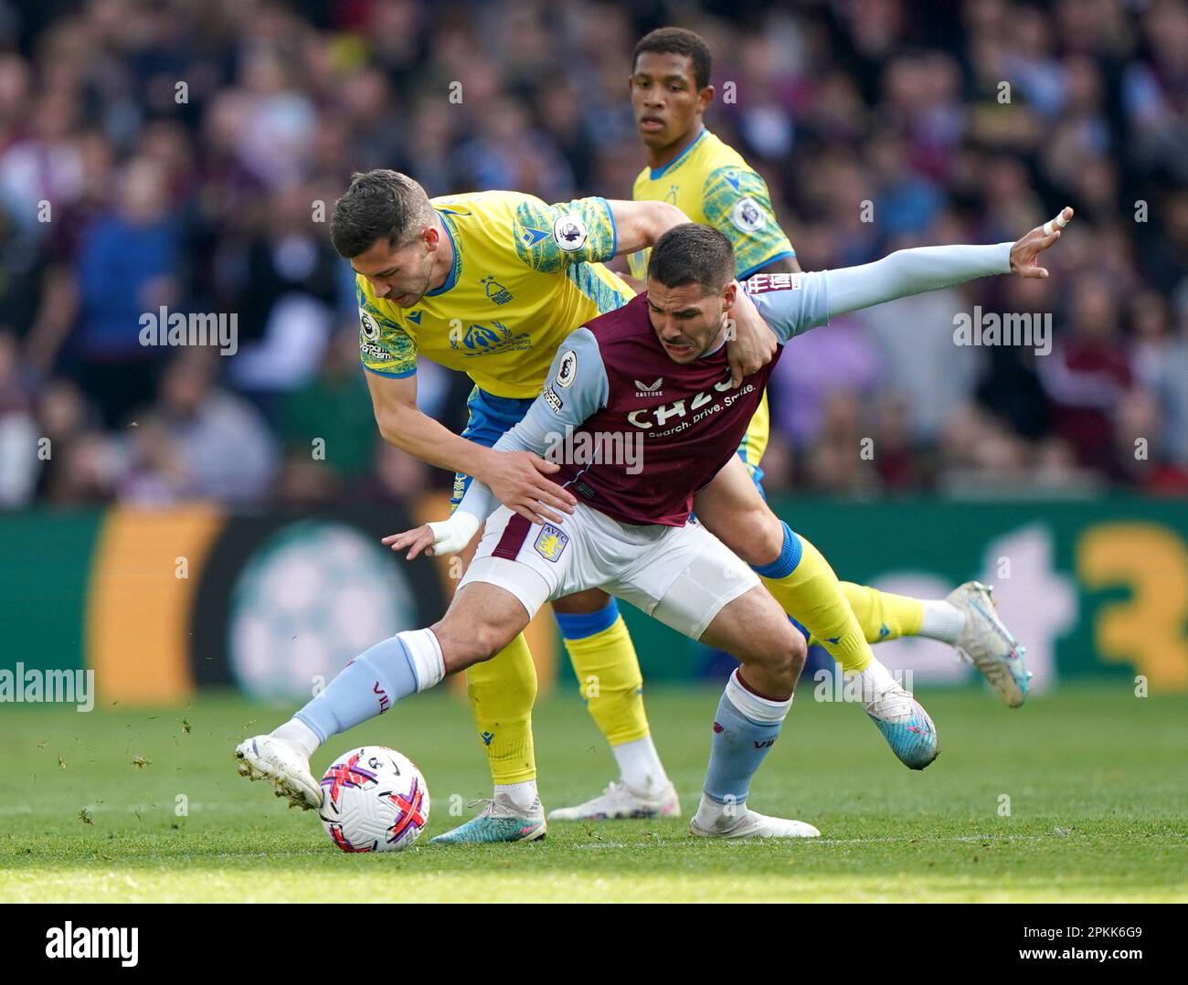 Remo Freuler de Nottingham Forest (à gauche) et Emiliano Buendia d ...