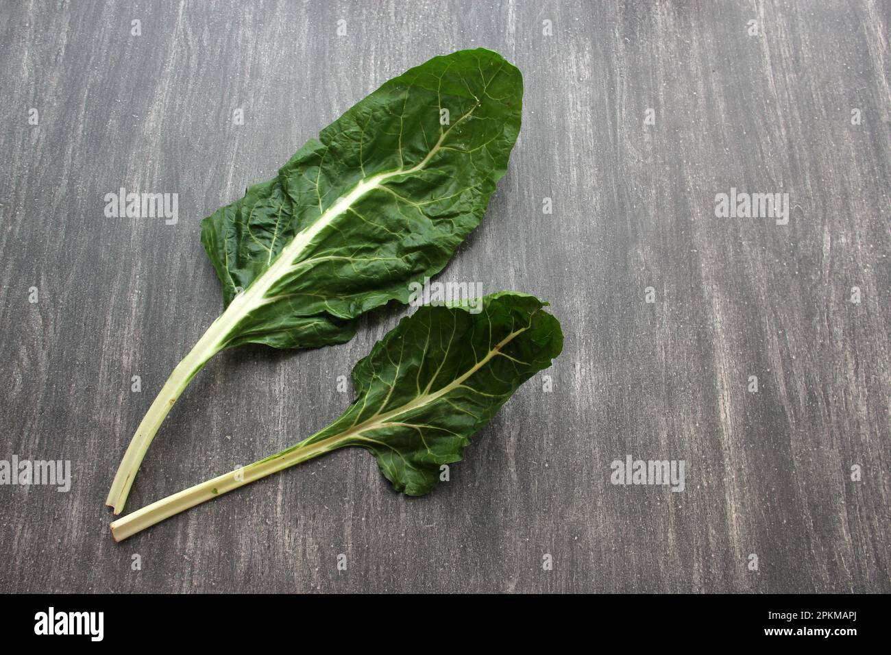 De grandes feuilles de bettes vertes fraîchement récoltées prêtes à ...