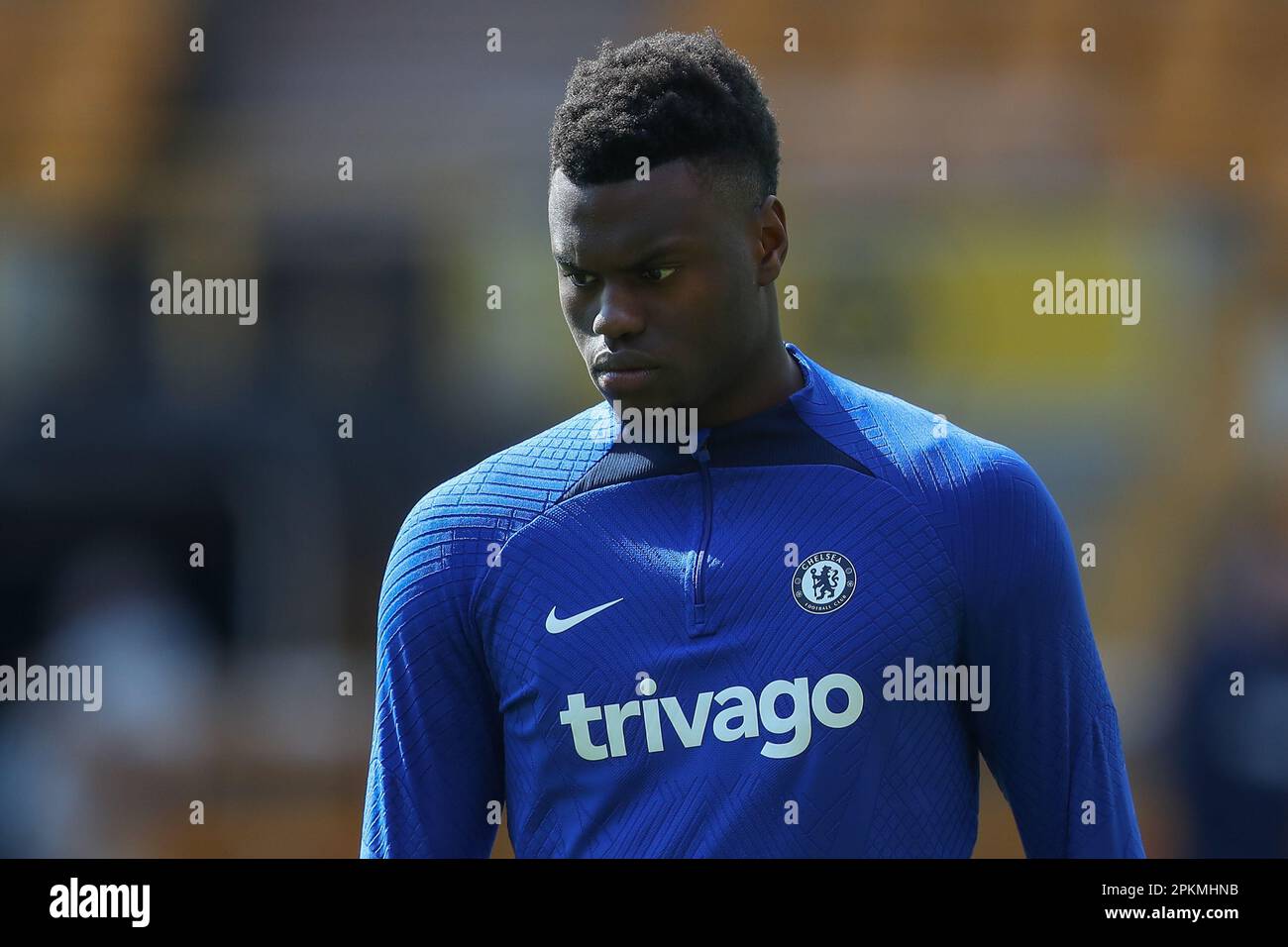 Benoît Badiashile #4 de Chelsea pendant l'échauffement avant le match ...