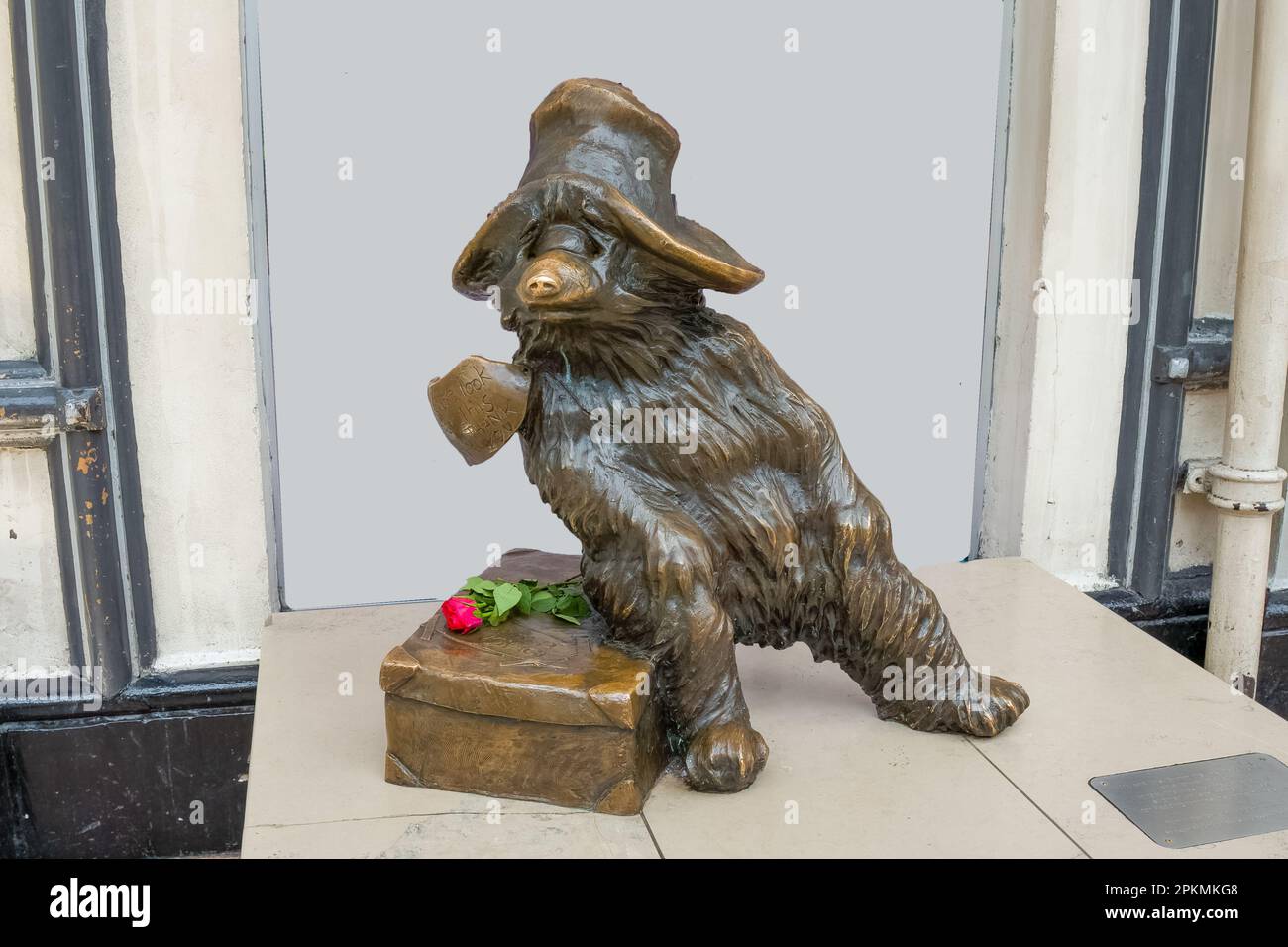 LONDRES, Royaume-Uni, 9th MARS 2023 : statue de Paddington Bear à la ...