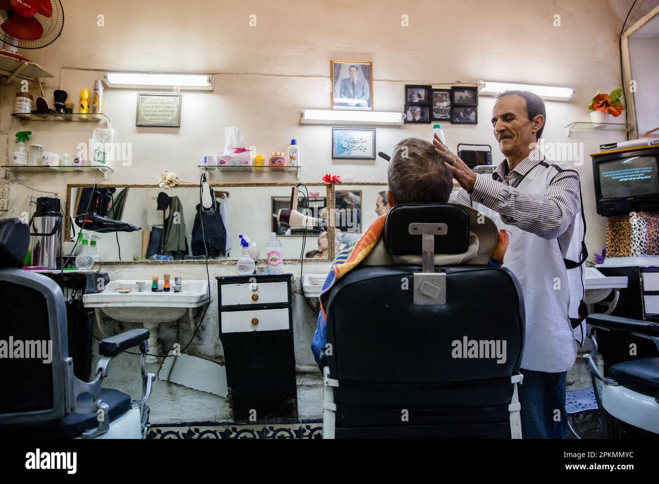 Un touriste américain obtient un rasage et une coupe de cheveux dans un ...