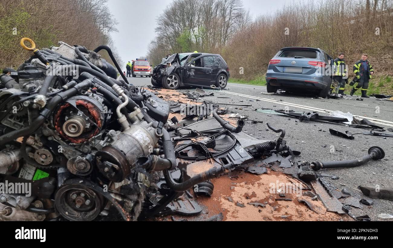 Collision frontale entre deux voitures Banque de photographies et d’images à haute résolution ...