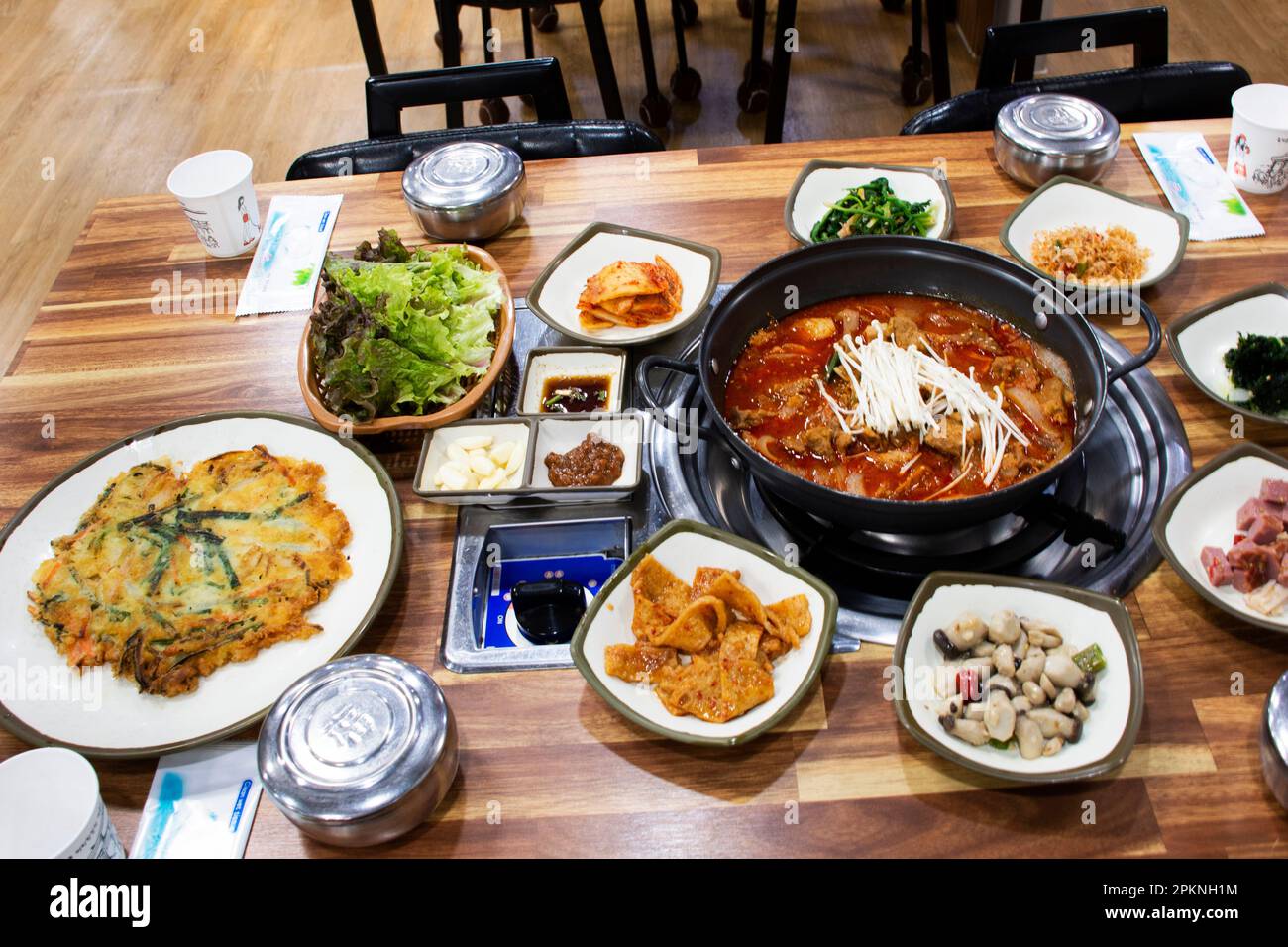 Ensemble de cuisine gastronomique traditionnelle coréenne locale Buddae ...