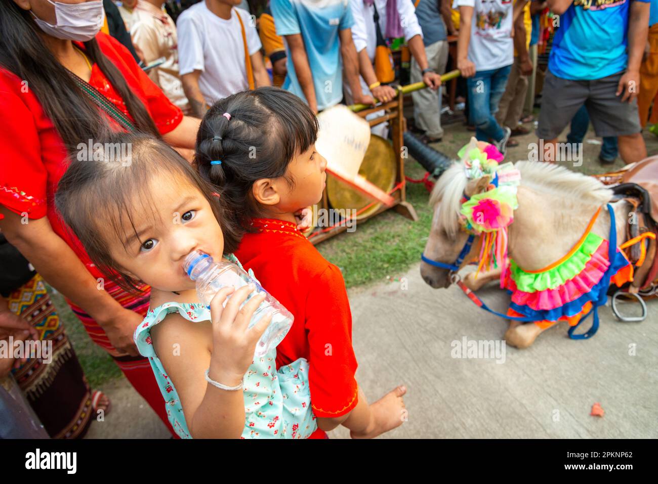 PAI,Nord de la Thaïlande-4 avril 2023: Les familles regardent, comme un ...
