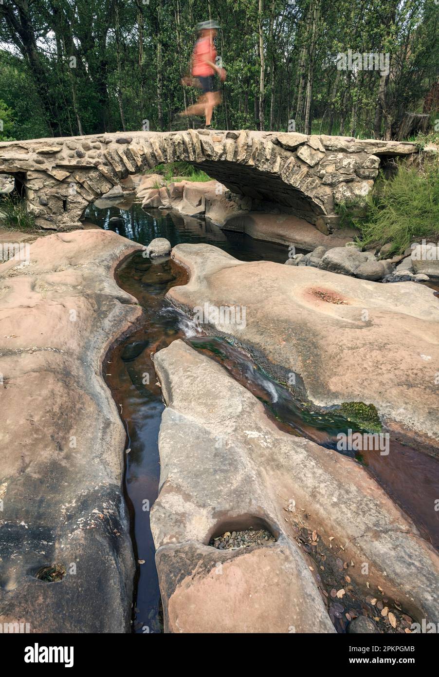 Un pont en pierre mène au-dessus d'un ruisseau dans la vallée de ...