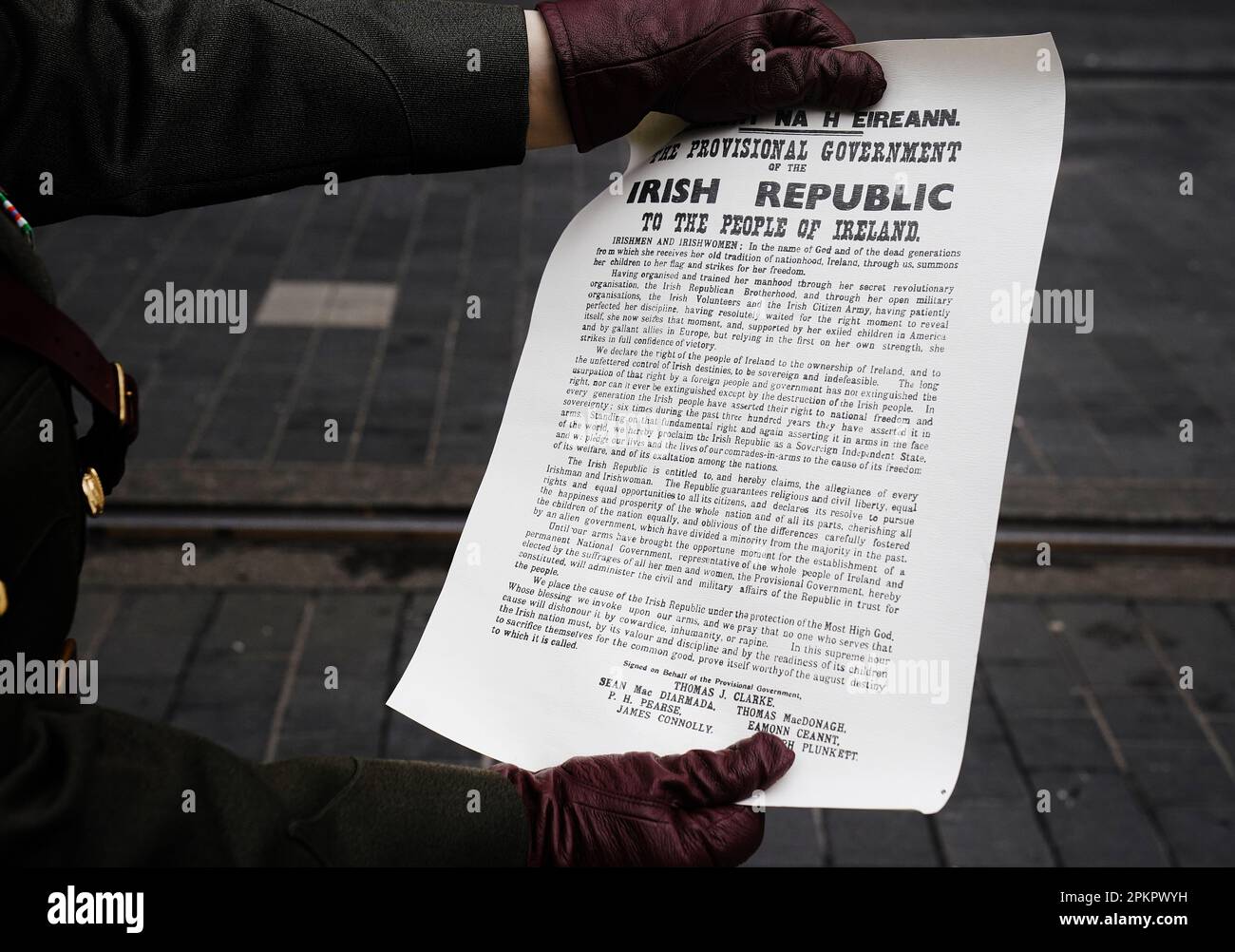 Capt Austin Doyle avec la Proclamation d'indépendance à la suite d'une ...
