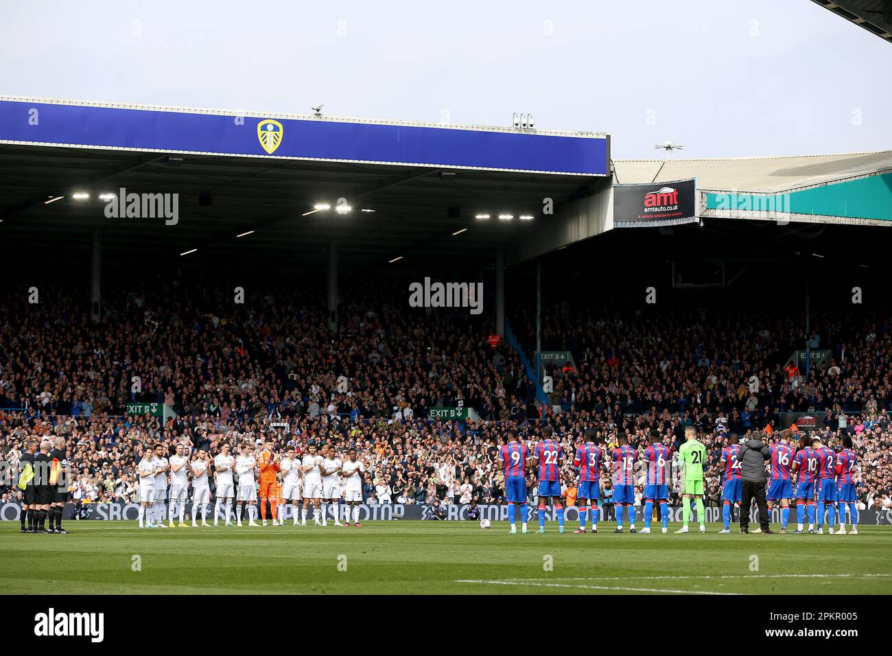 Les joueurs de Leeds United et Crystal Palace observent une minute de ...