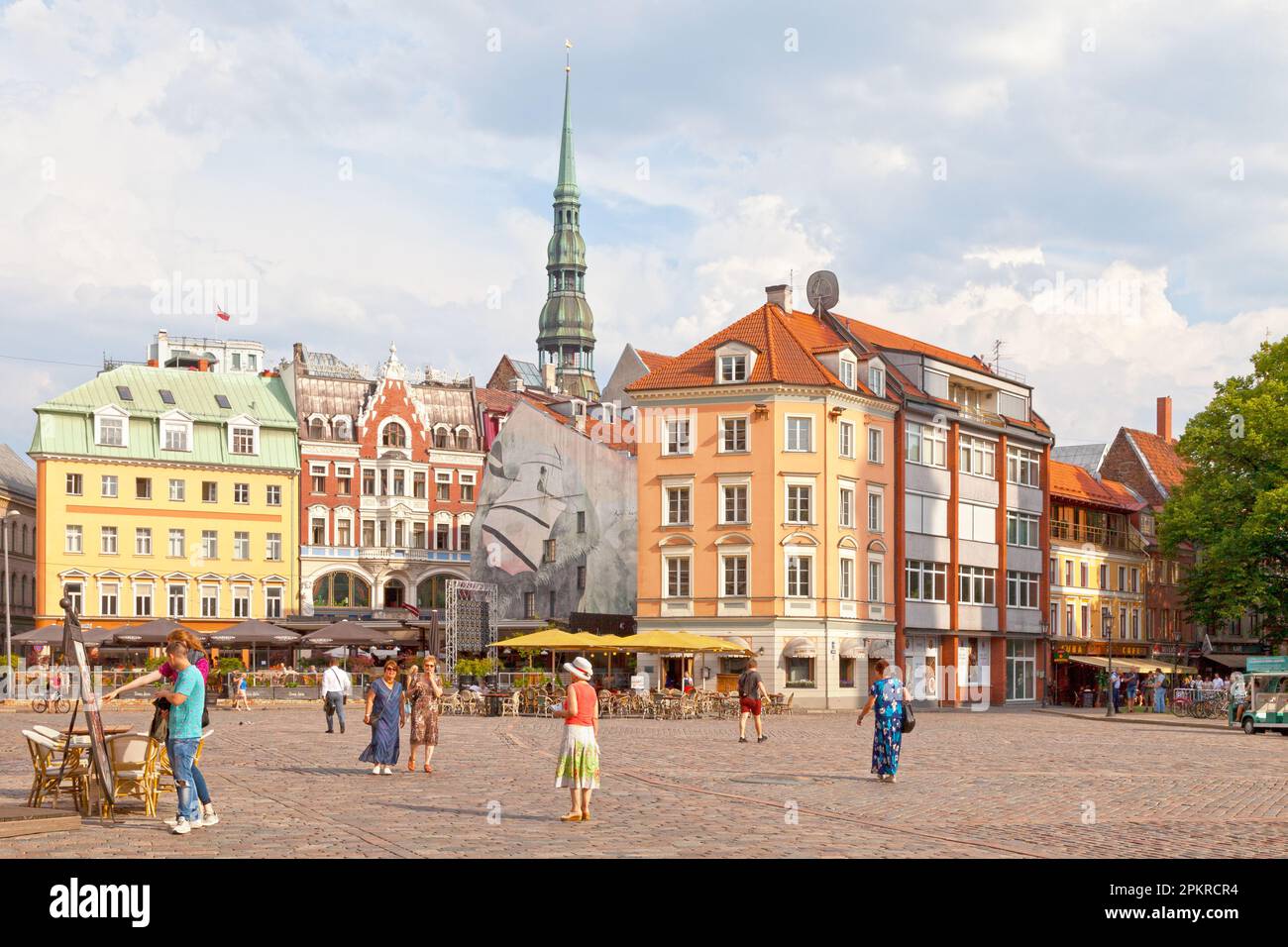 Riga, Lettonie - 13 juin 2019: Personnes marchant autour de la place du ...