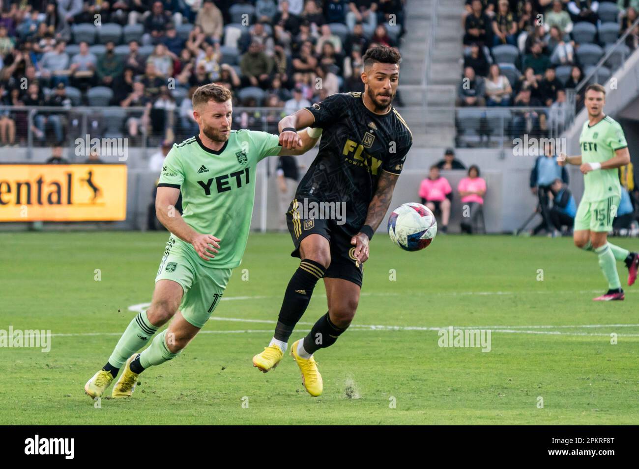 L'avant de la LAFA Denis Bouanga (99) se dépare de l'avant de la FC ...