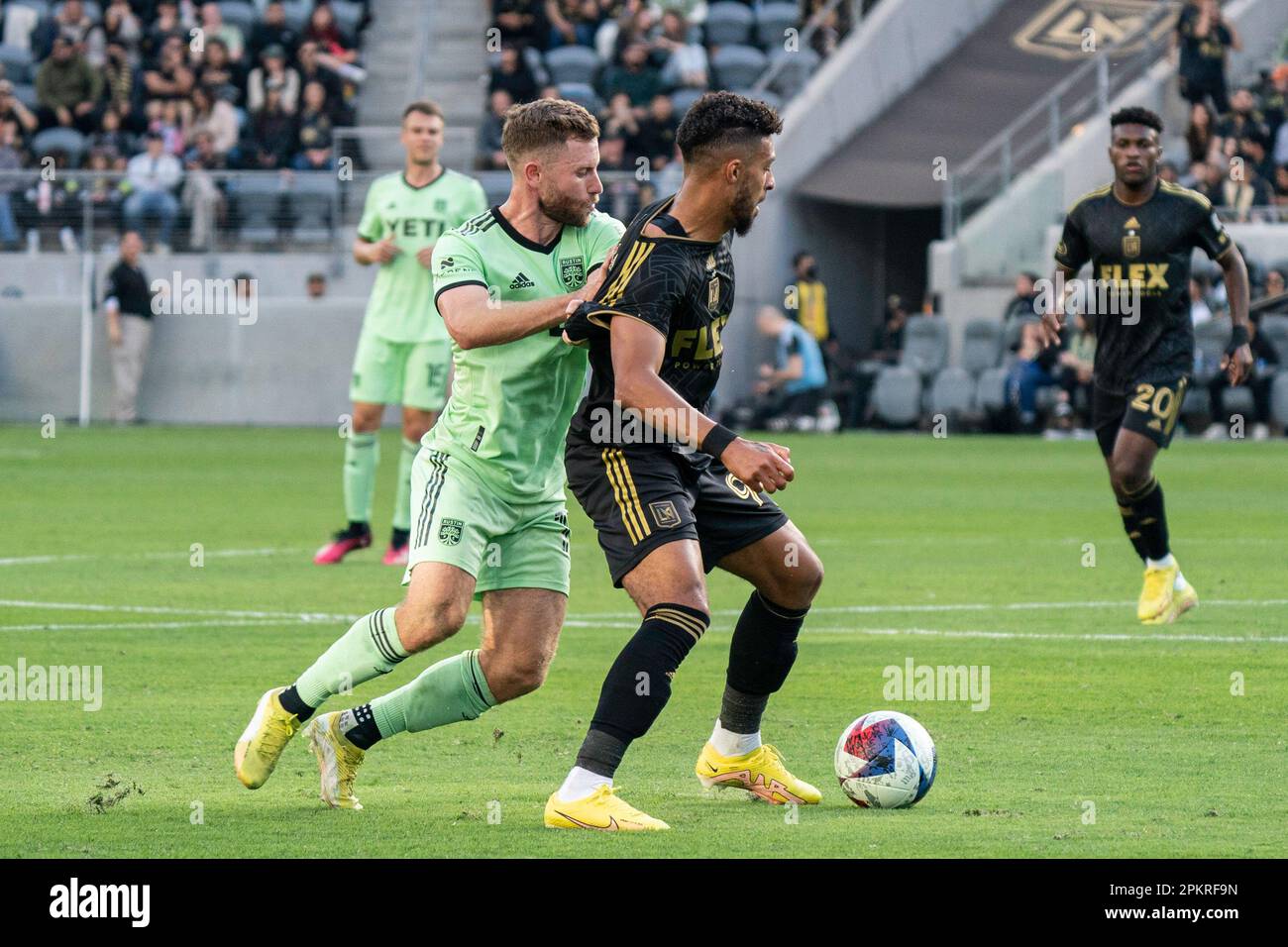 L'avant de la LAFA Denis Bouanga (99) se dépare de l'avant de la FC ...