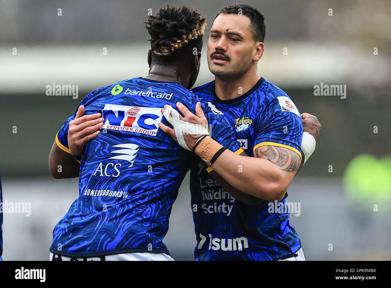 Justin Sangare #17 de Leeds Rhinos et Zane Tetevano #10 de Leeds Rhinos ...