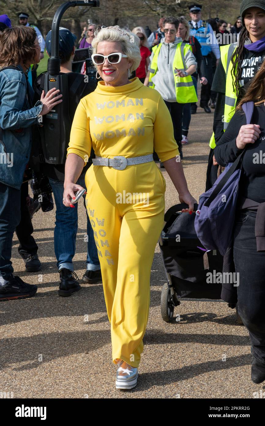 Kellie-Jay Keen-Minshull (combinaison jaune), également connue sous le ...