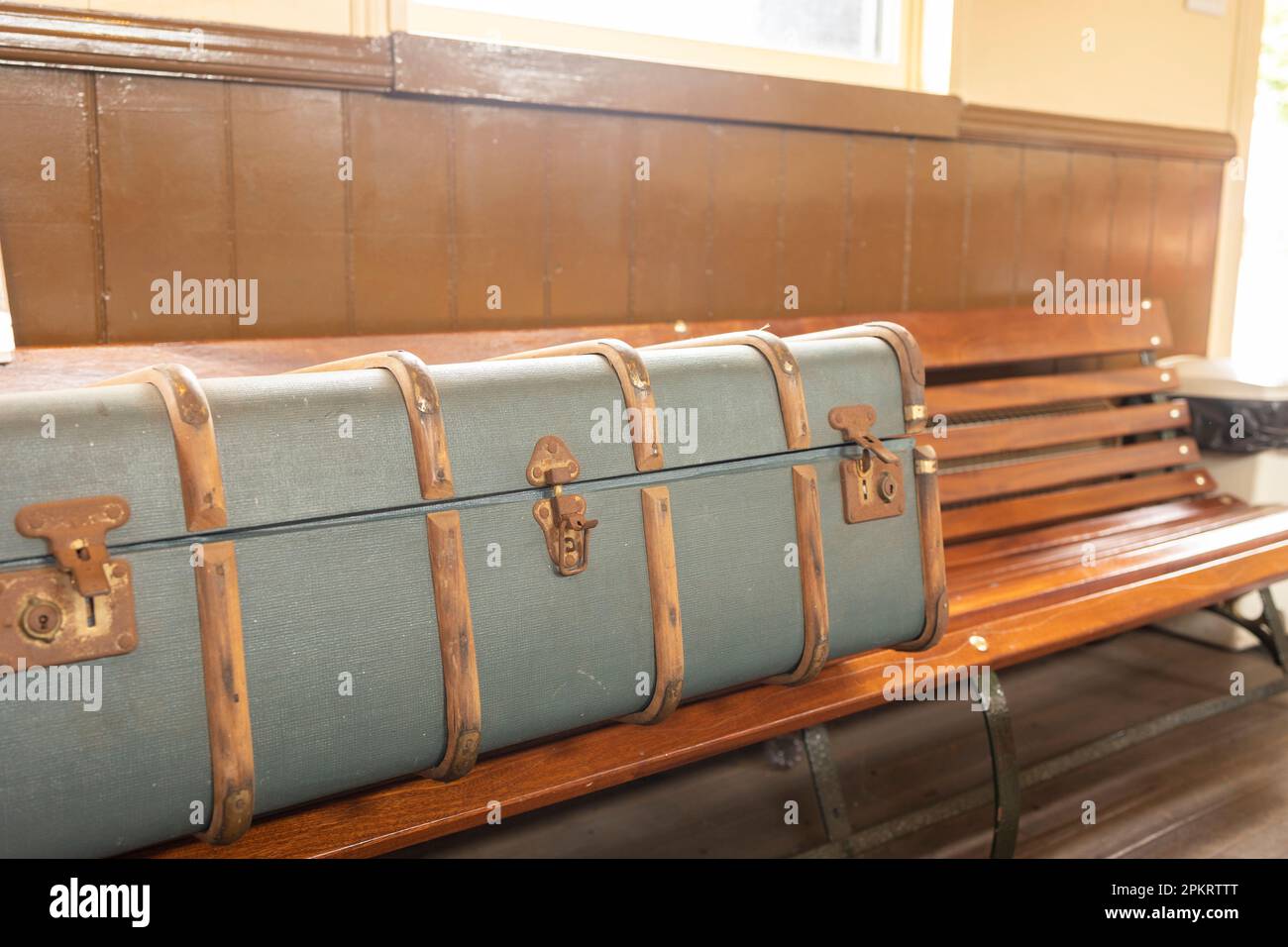 Sac d'attente de voyage, vieux cuir Banque de photographies et d’images ...