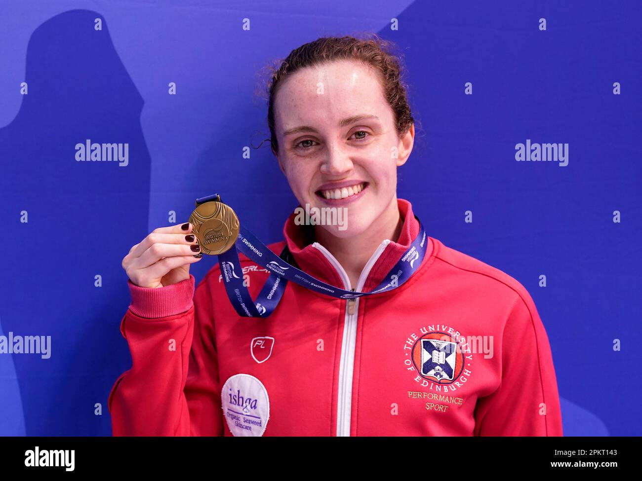 Kara Hanlon pose avec sa médaille d'or après avoir remporté la finale ...