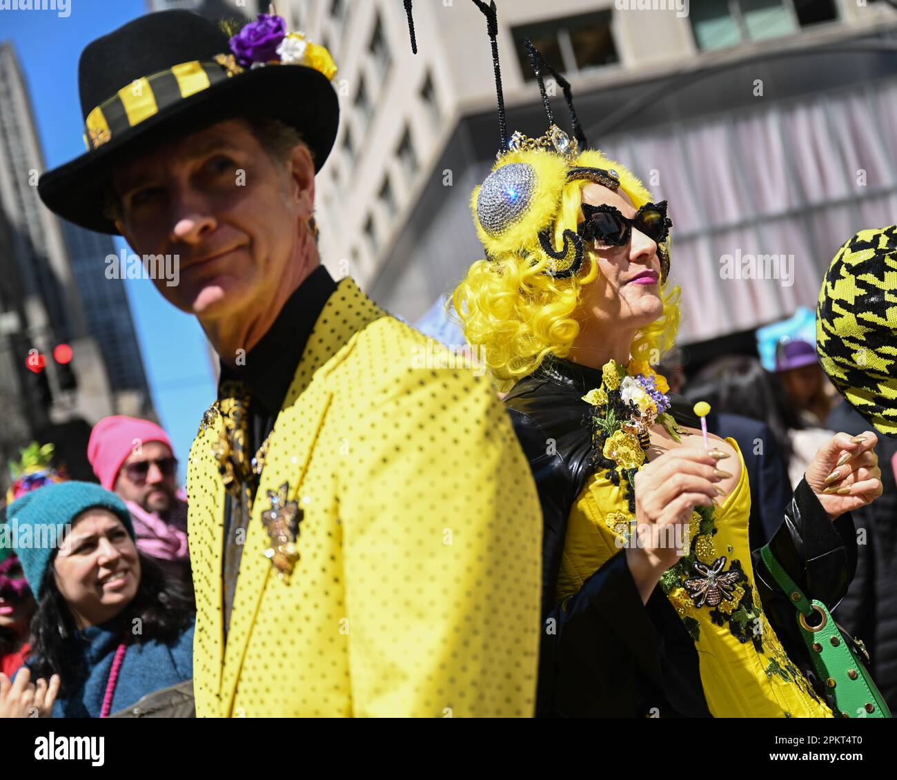 Les gens assistent à la parade de Pâques et au festival annuel de ...