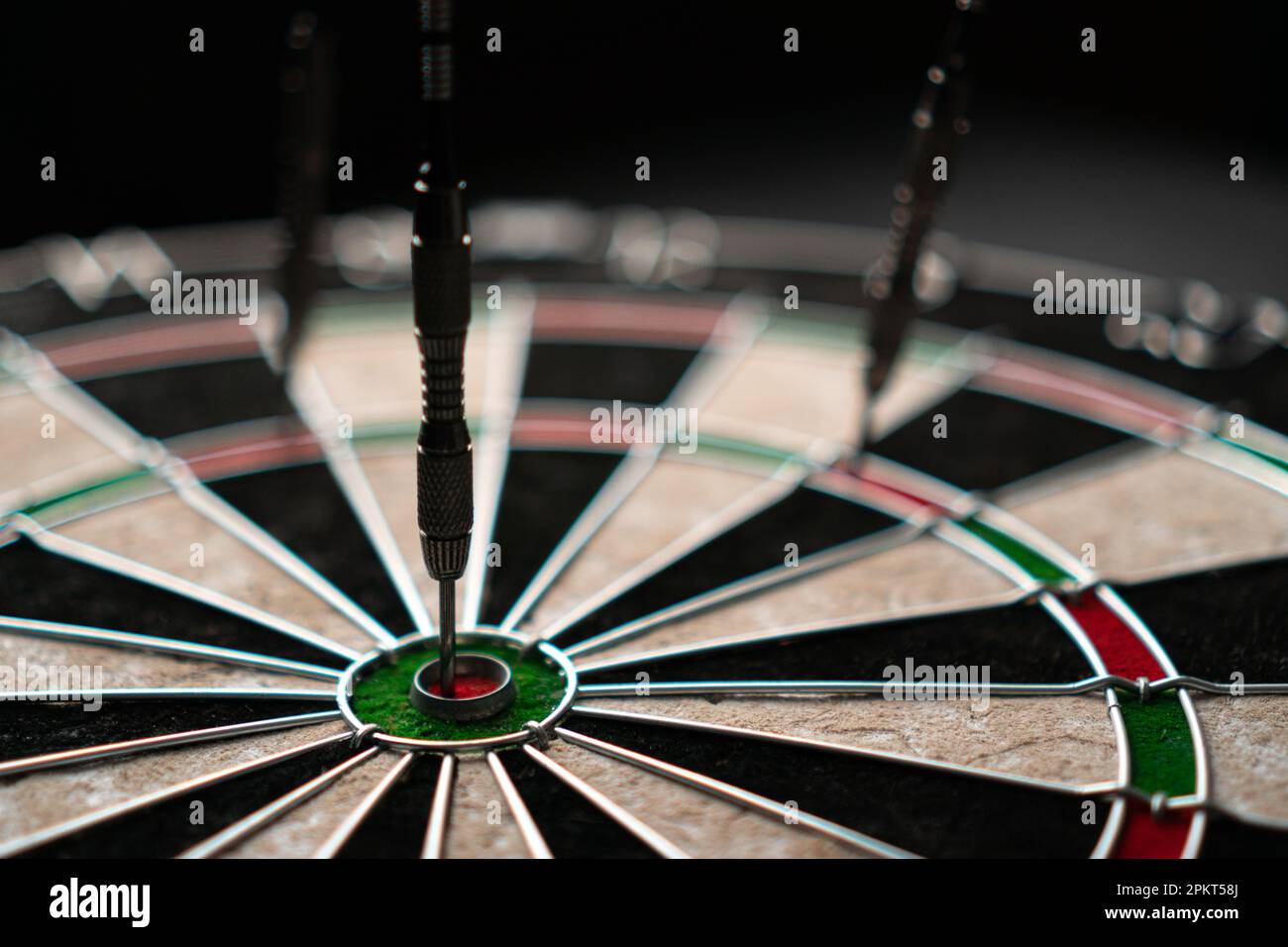 Trois fléchettes frappent le dartboard. Chanceux - l'un des fléchettes ...