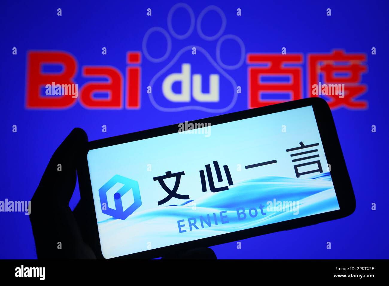 Dans cette illustration, le logo ERNIE bot est visible sur un smartphone et le logo Baidu sur un ...