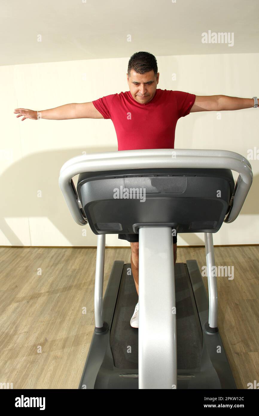 Surpoids à poil sombre latino homme adulte exercices sur tapis roulant ...