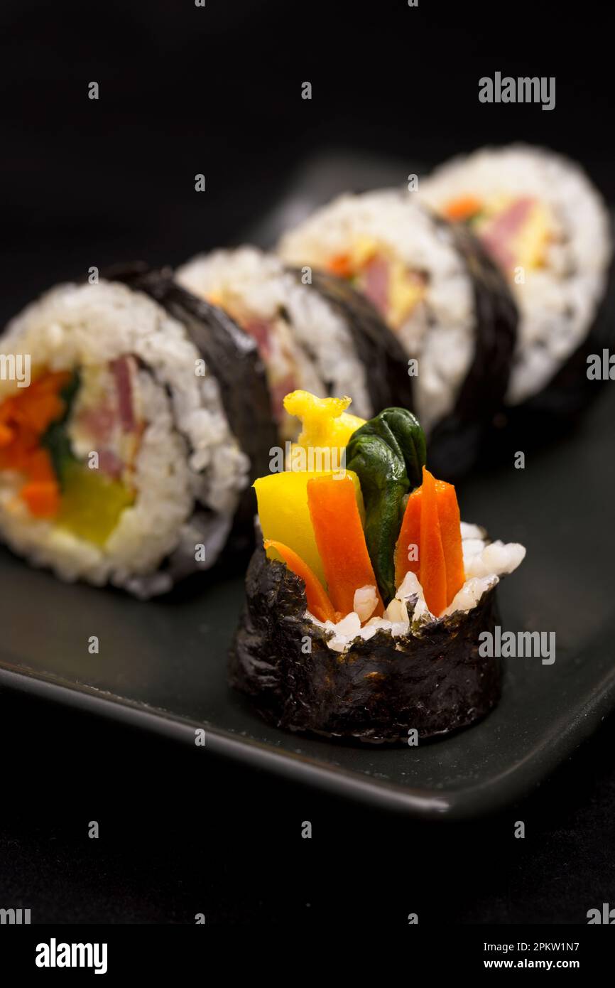 Un gros plan de la pièce finale d'un traitement coréen appelé Kimbap ...